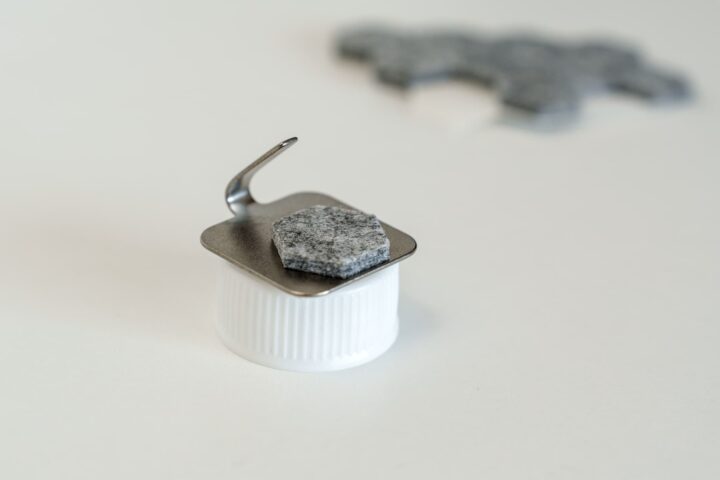 車中泊の突っ張り棒アイデア！目隠し万能カーテンレールを作る ｜旅ブログ enucla